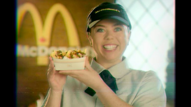 Une nouvelle poutine aux saveurs néo-rétro arrive chez McDo | SOCOM ...
